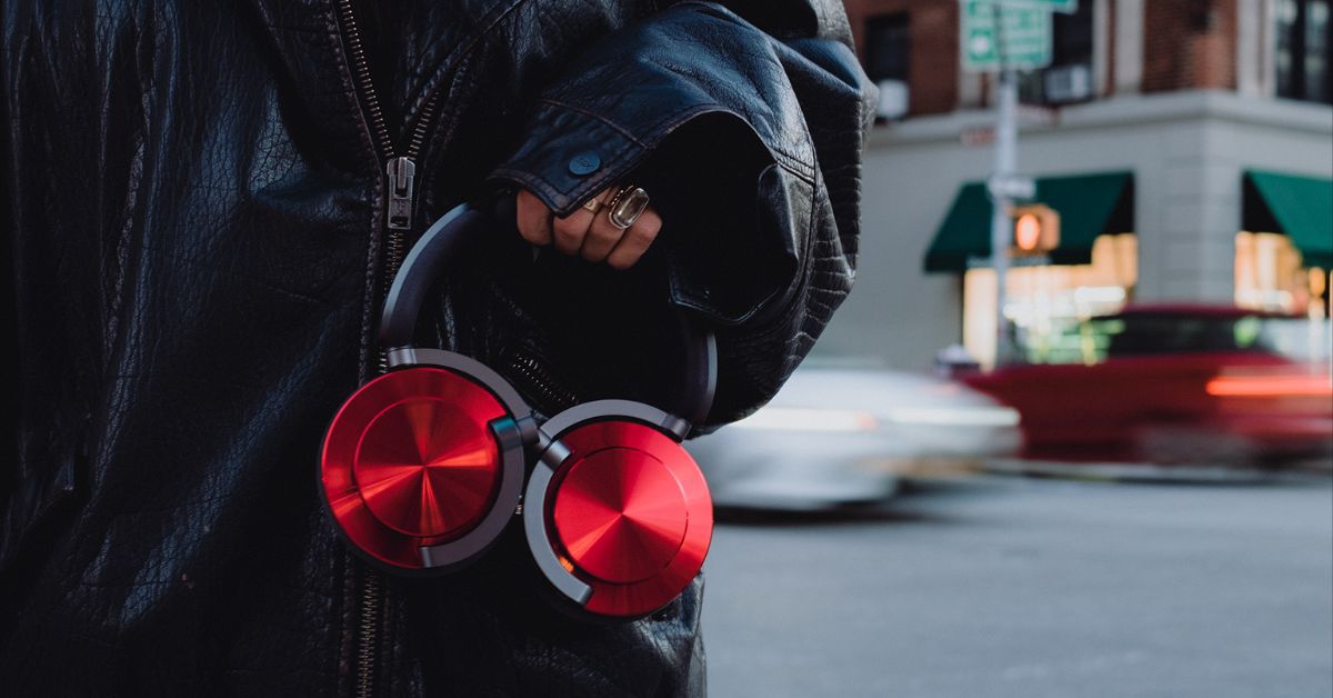 Caches extérieurs Dyson OnTrac™ en CNC Chrome Red